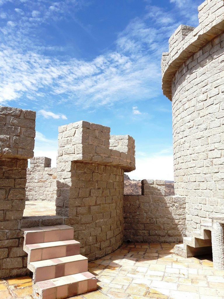 A história do seridoense roqueiro que construiu um castelo no sertão ...