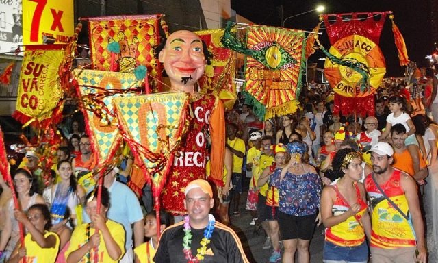 Bloco resgata costumes carnavalescos com banho de cheiro e concurso de ...